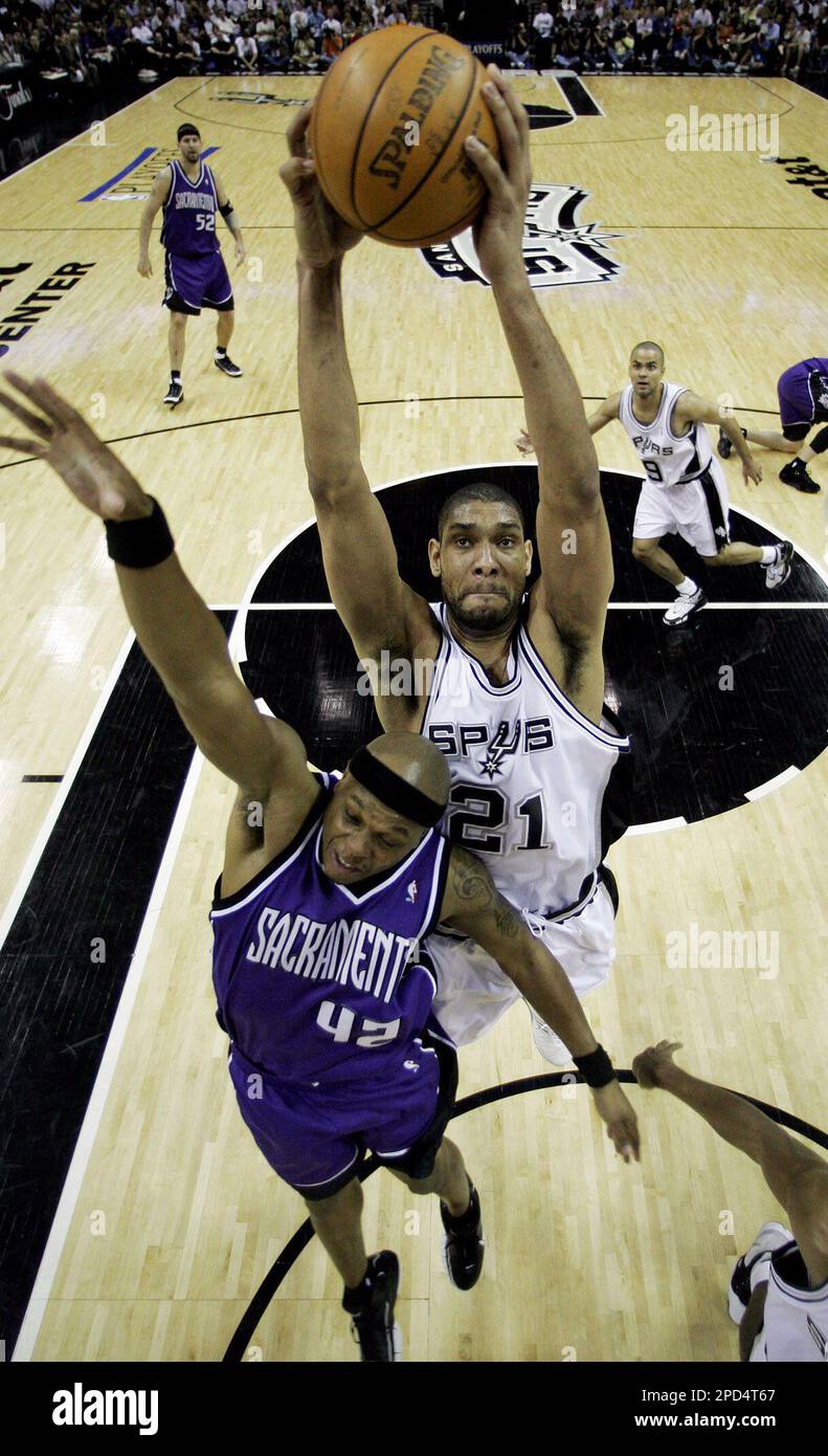 San Antonio Spurs forward Tim Duncan (21) grabs a rebound over ...