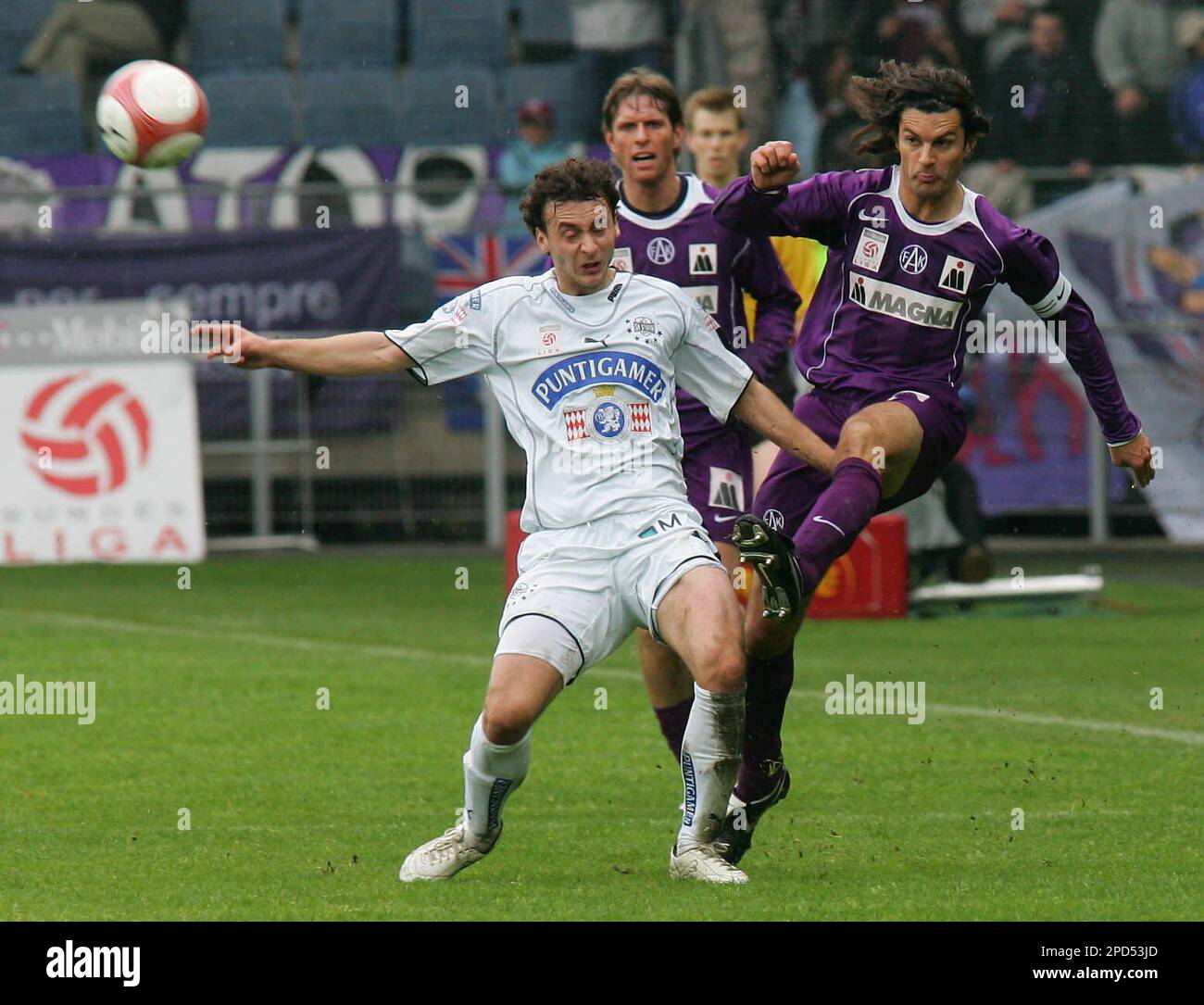 Sturms KLaus Salmutter und Jocelyn Blanchard von Austria Wien, rechts ...
