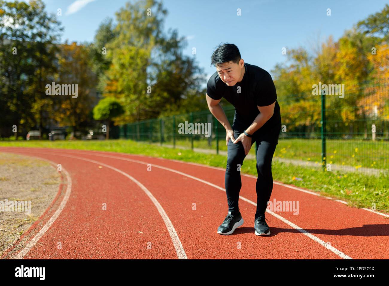 An Asian athlete injured his leg while running during training, a man ...