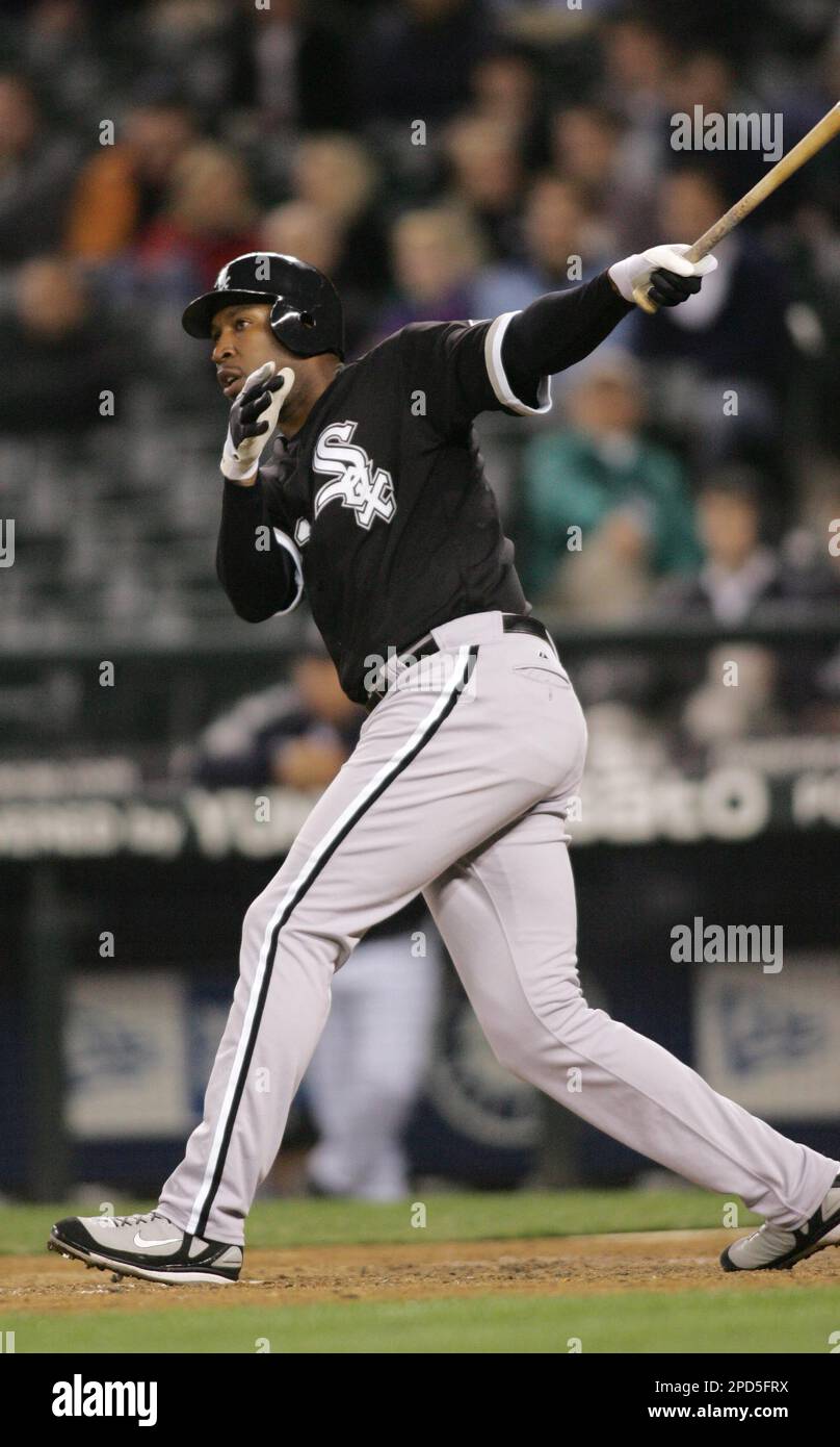 Chicago White Sox's Jermaine Dye hits his second home run of the game ...