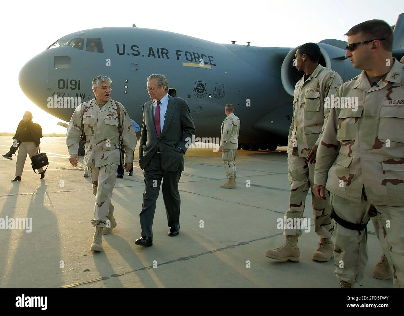 US Defense Secretary Donal Rumsfeld, center, speaks with US Army ...