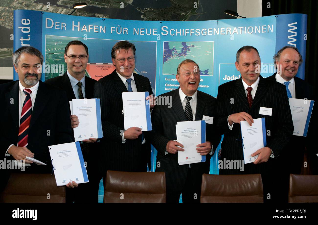 Der niedersaechsische Staatssekretaer Joachim Werren, Kim Fejfer ...