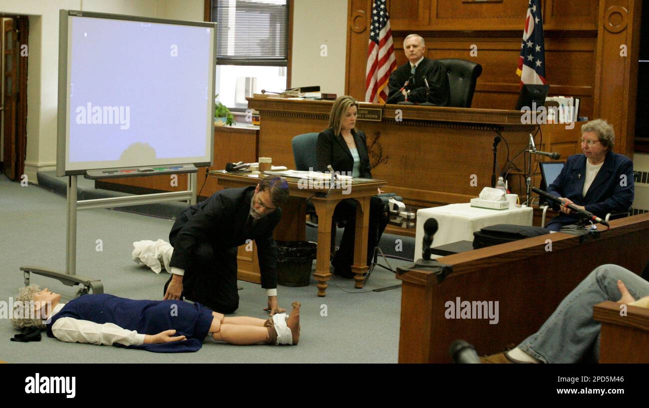 Assistant Lucas County Prosecutor Dean Mandros, left, questions witness ...