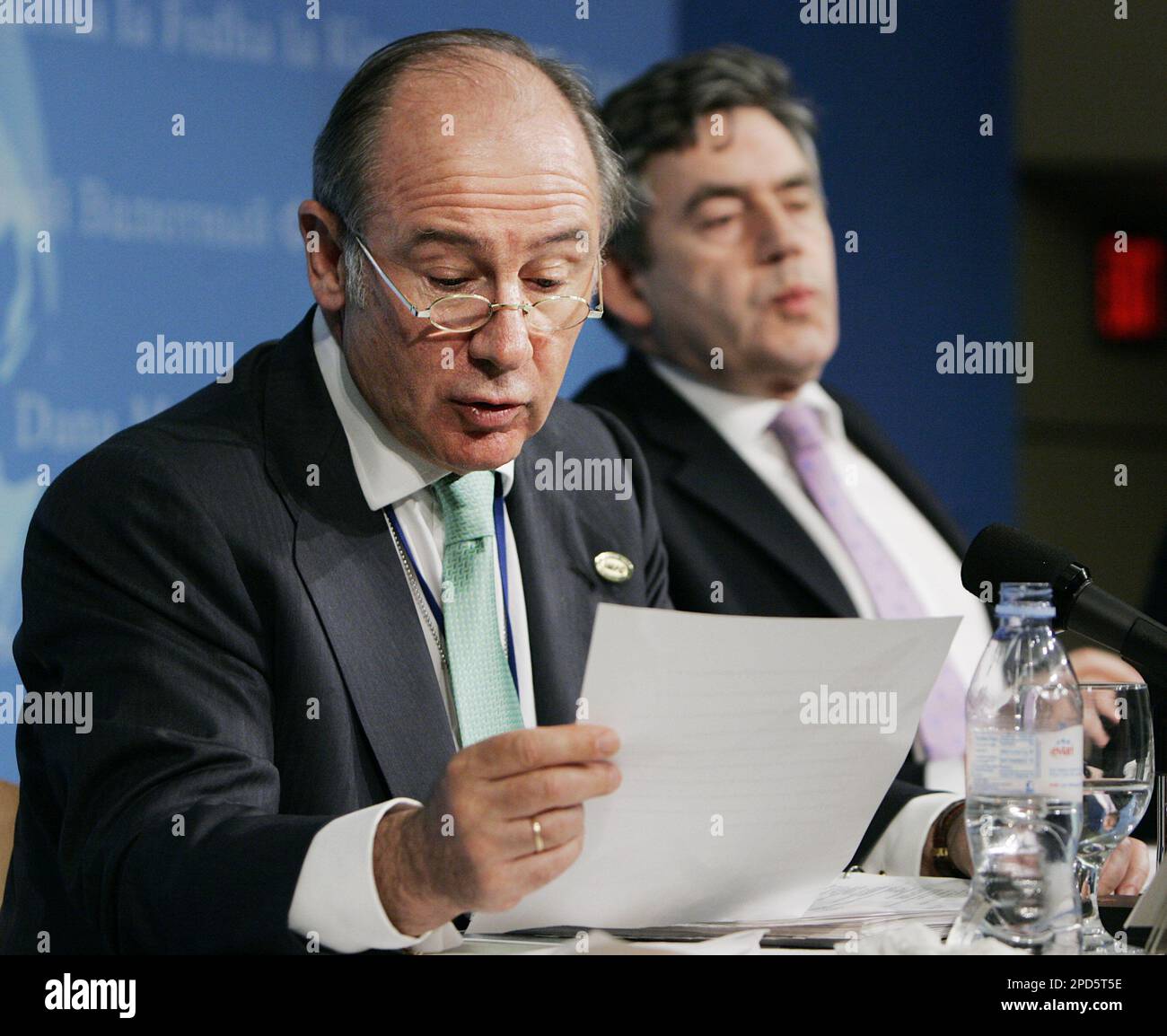 IMF Managing Director Rodrigo de Rato, left, reads the IMFC communique ...