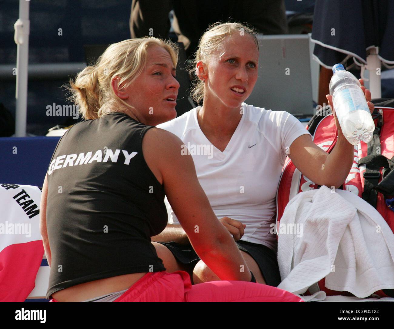 Julia Schruff aus Deutschland, rechts, haelt eine leere Flasche ...