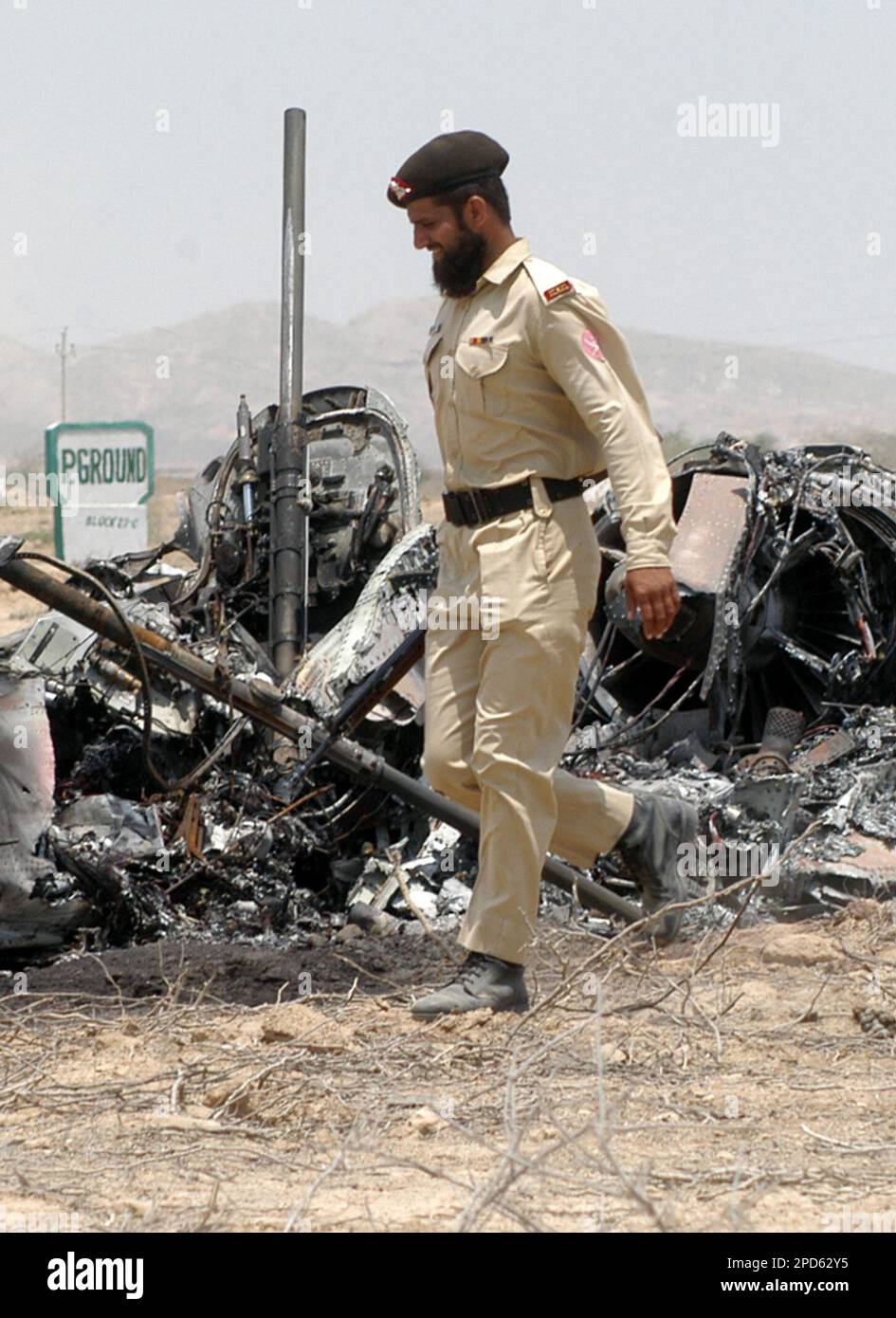 Soldier of Pakistan army visits a site of fighter jet crash in Karachi ...