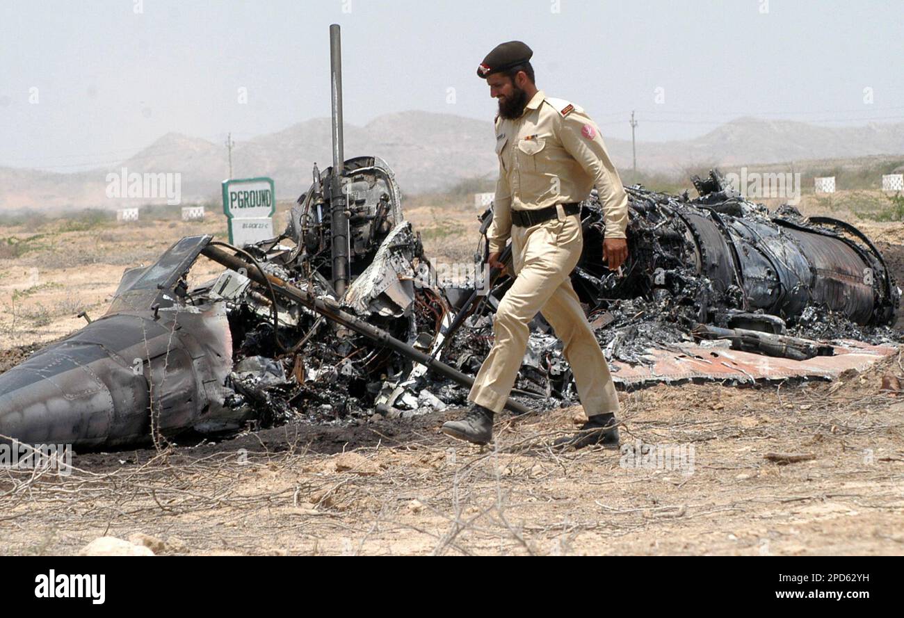 Soldier of Pakistan army visits a site of fighter jet crash in Karachi ...