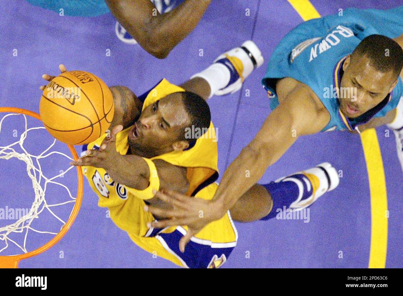 Los Angeles Lakers' Kobe Bryant puts up a shot as New Orleans Hornets ...