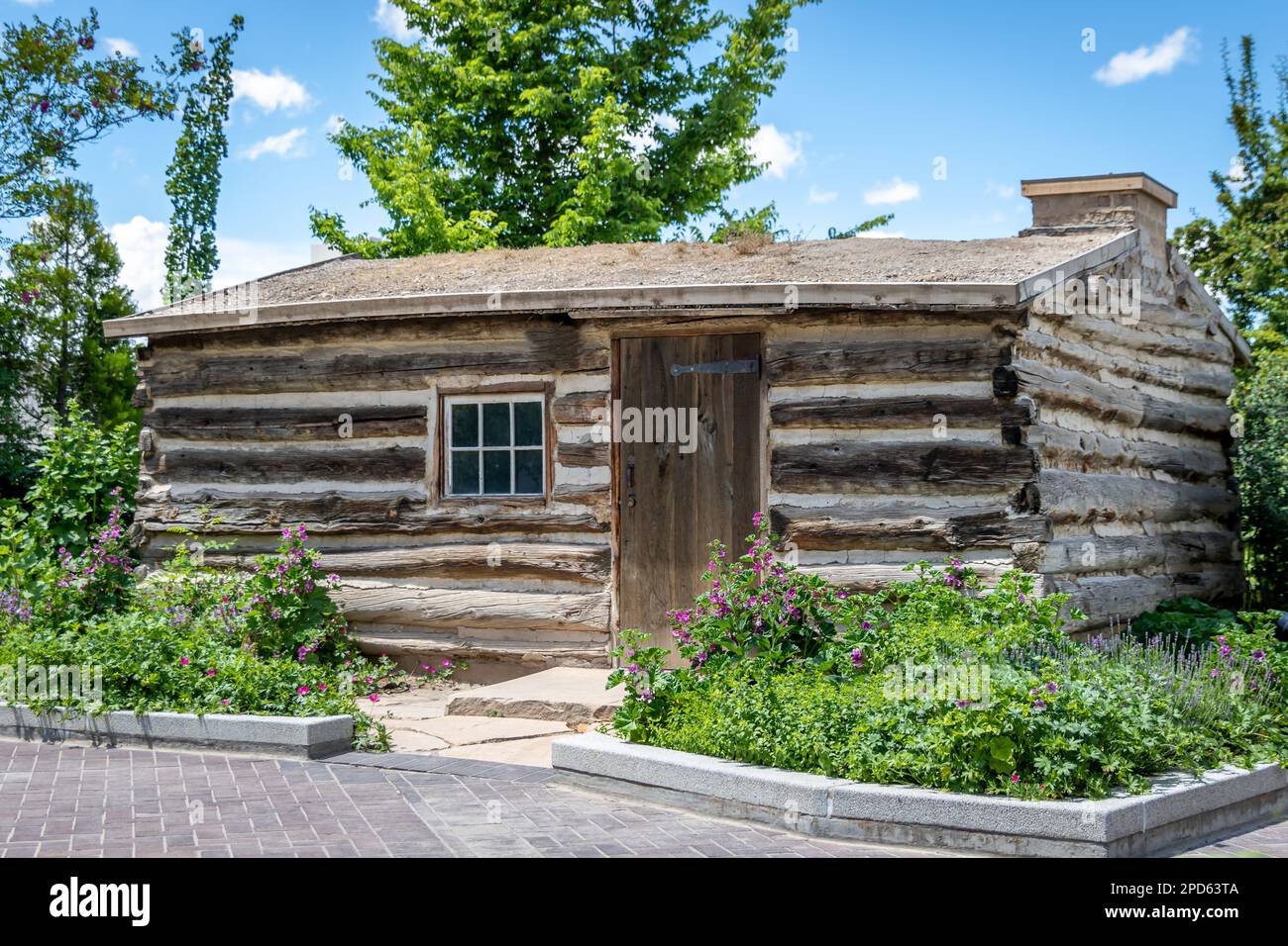 Historic log cabin built by pioneers landmark in the day Stock Photo ...
