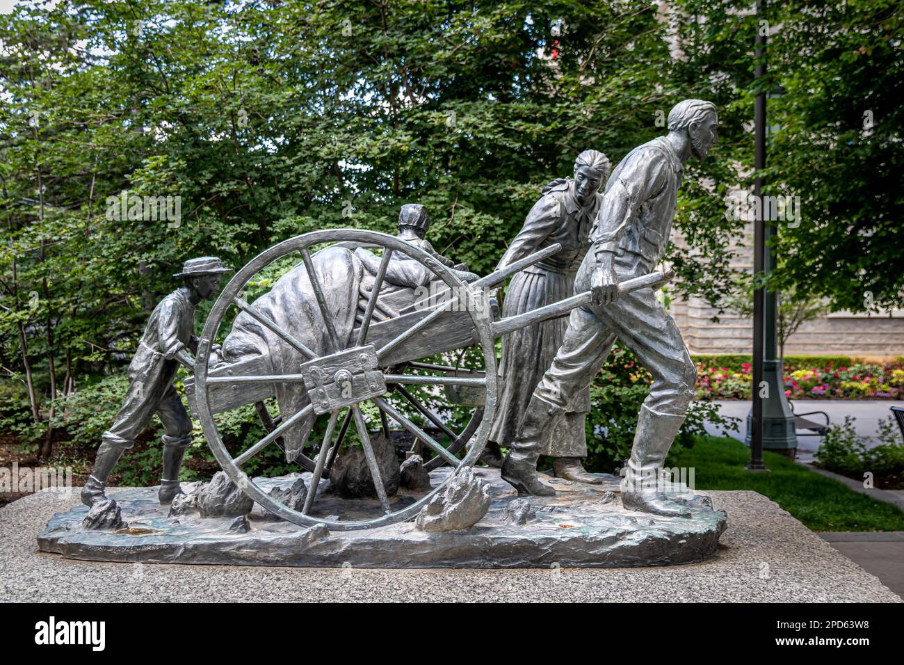 Historic pioneer statue for Mormon handcart pioneers traveling to Salt ...