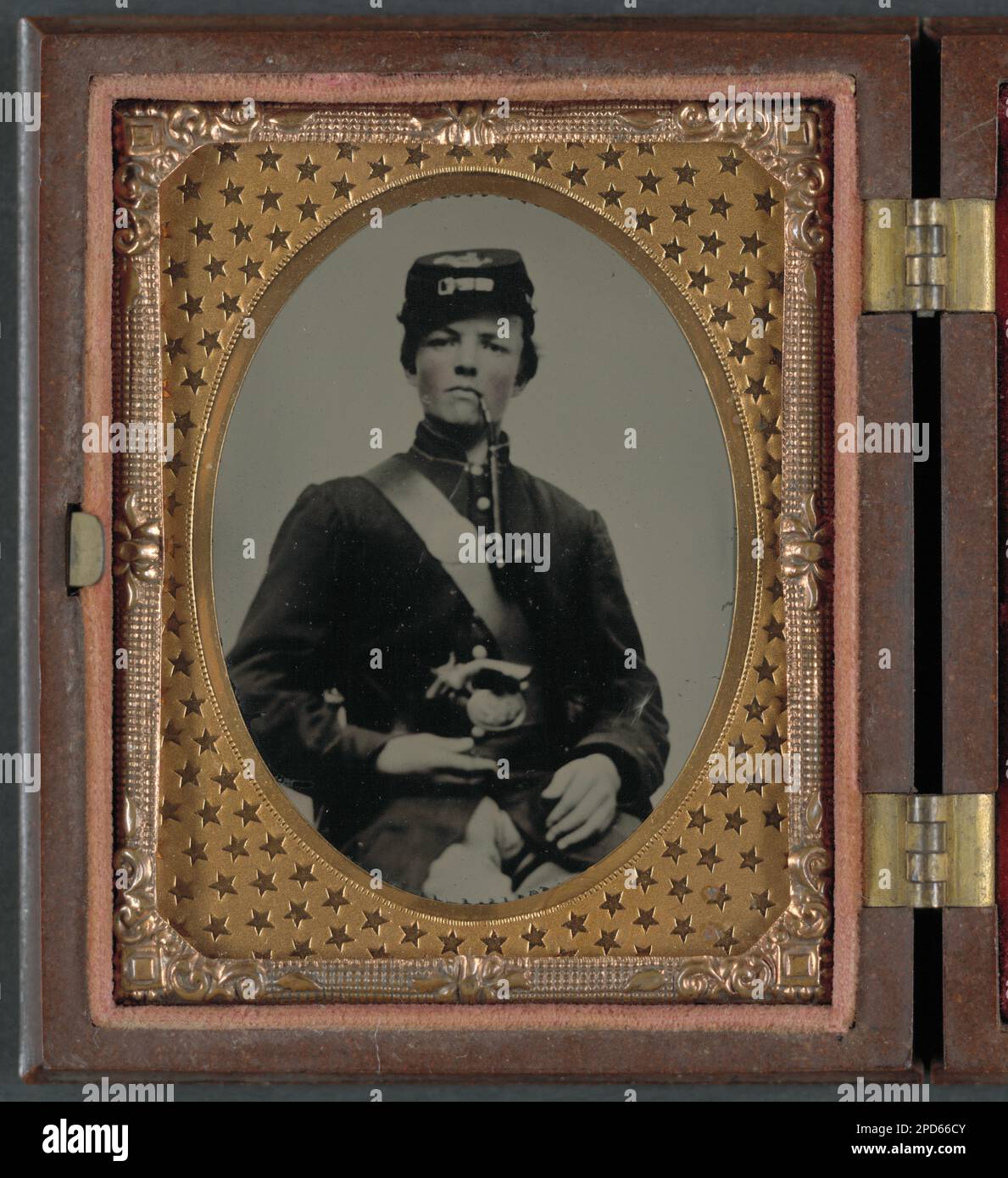 Soldier smoking pipe hi-res stock photography and images - Alamy