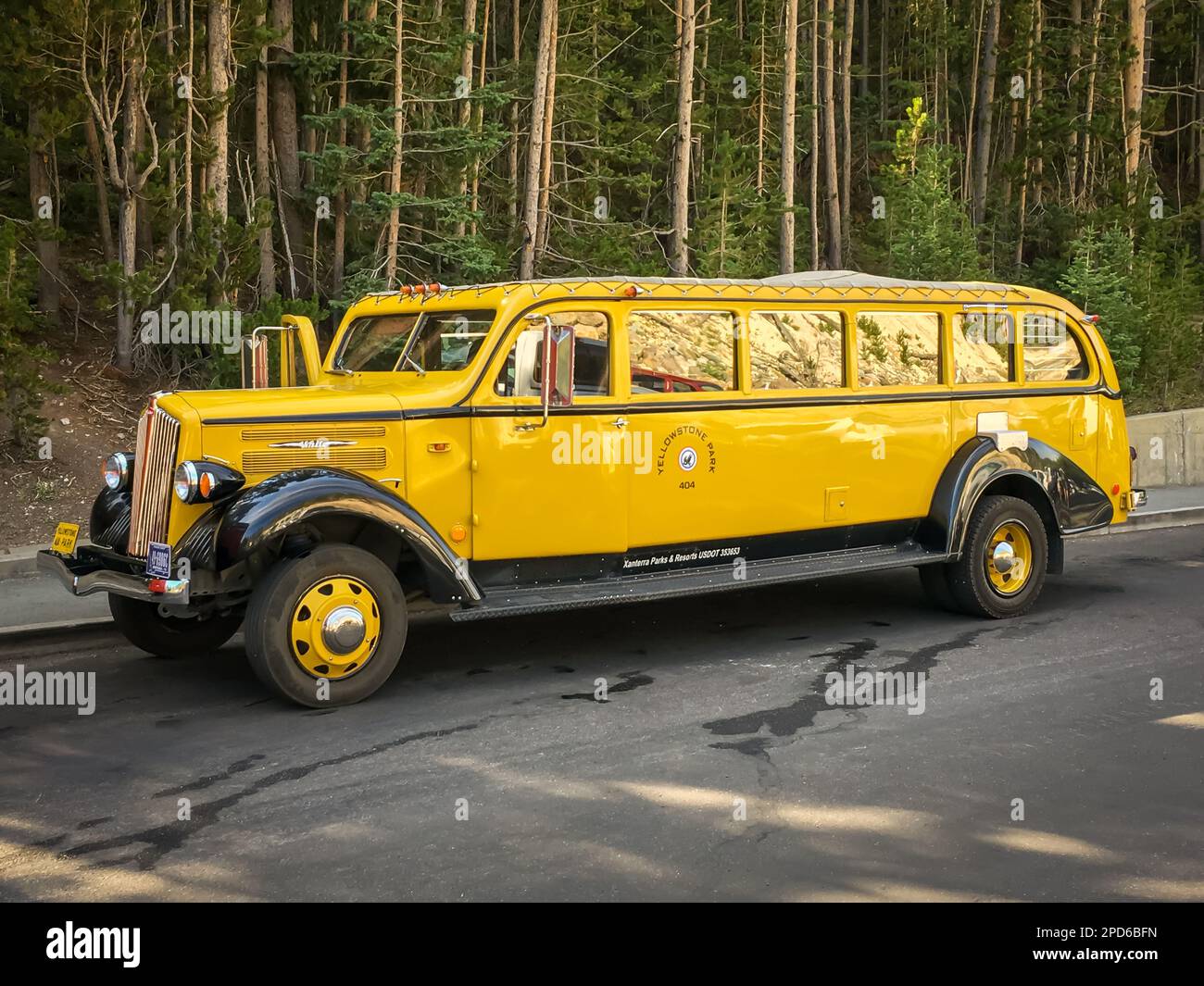 Yellowstone tour bus hi-res stock photography and images - Alamy