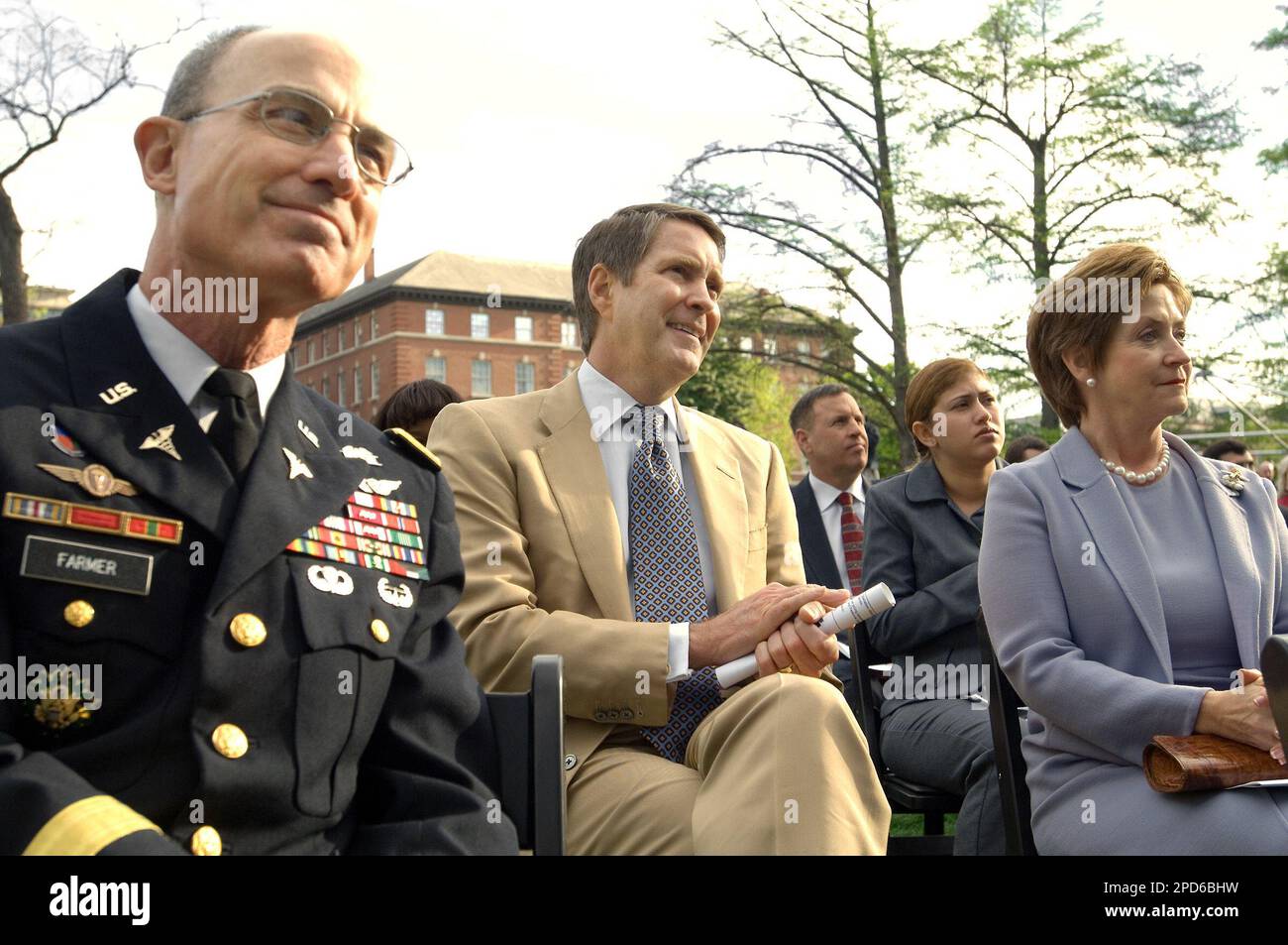 U.S. Senator Bill Frist, (R-Tenn.), center, and his wife Karyn Frist ...