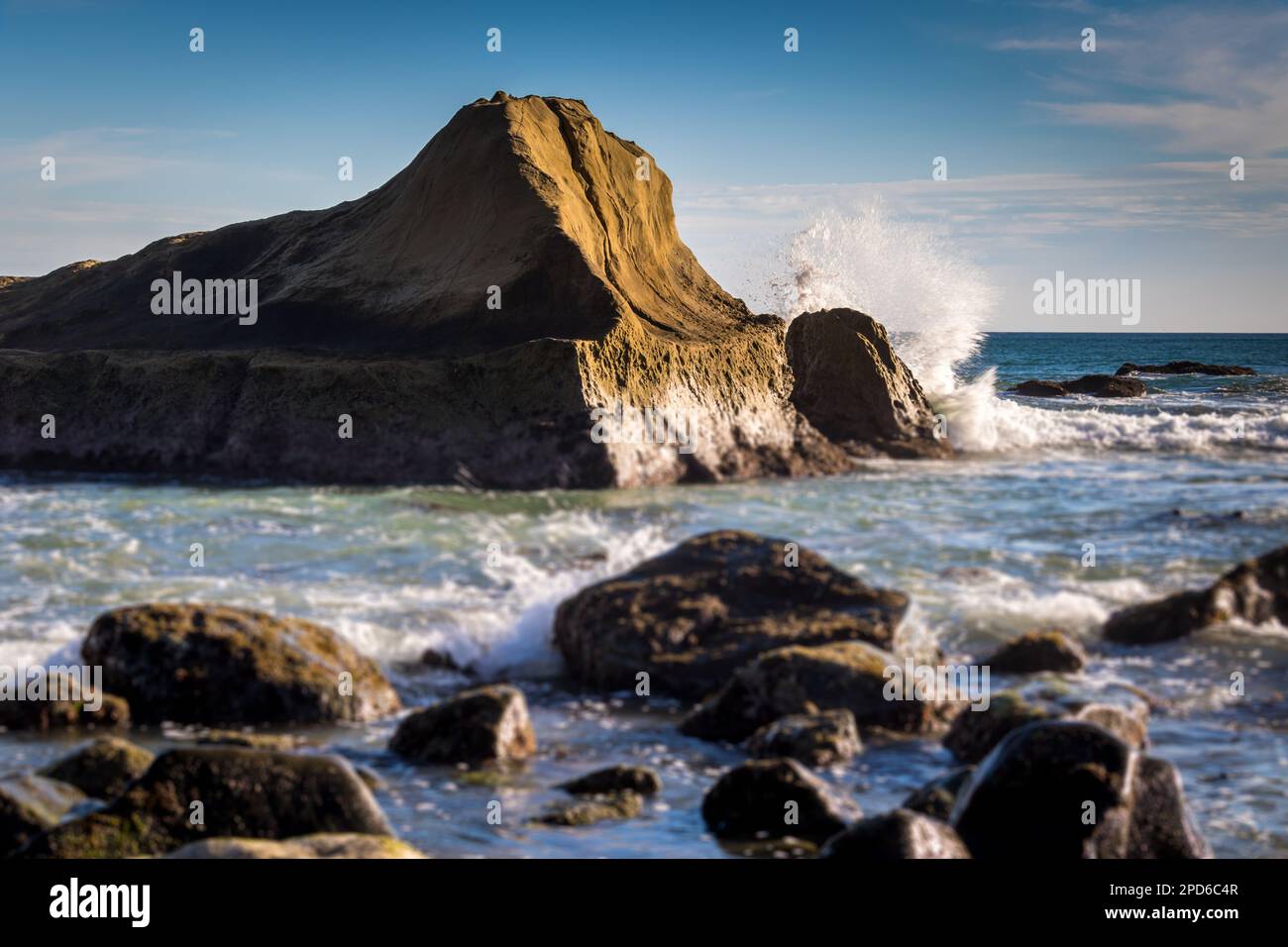 Ocean waves crashing on rocks hi-res stock photography and images - Alamy