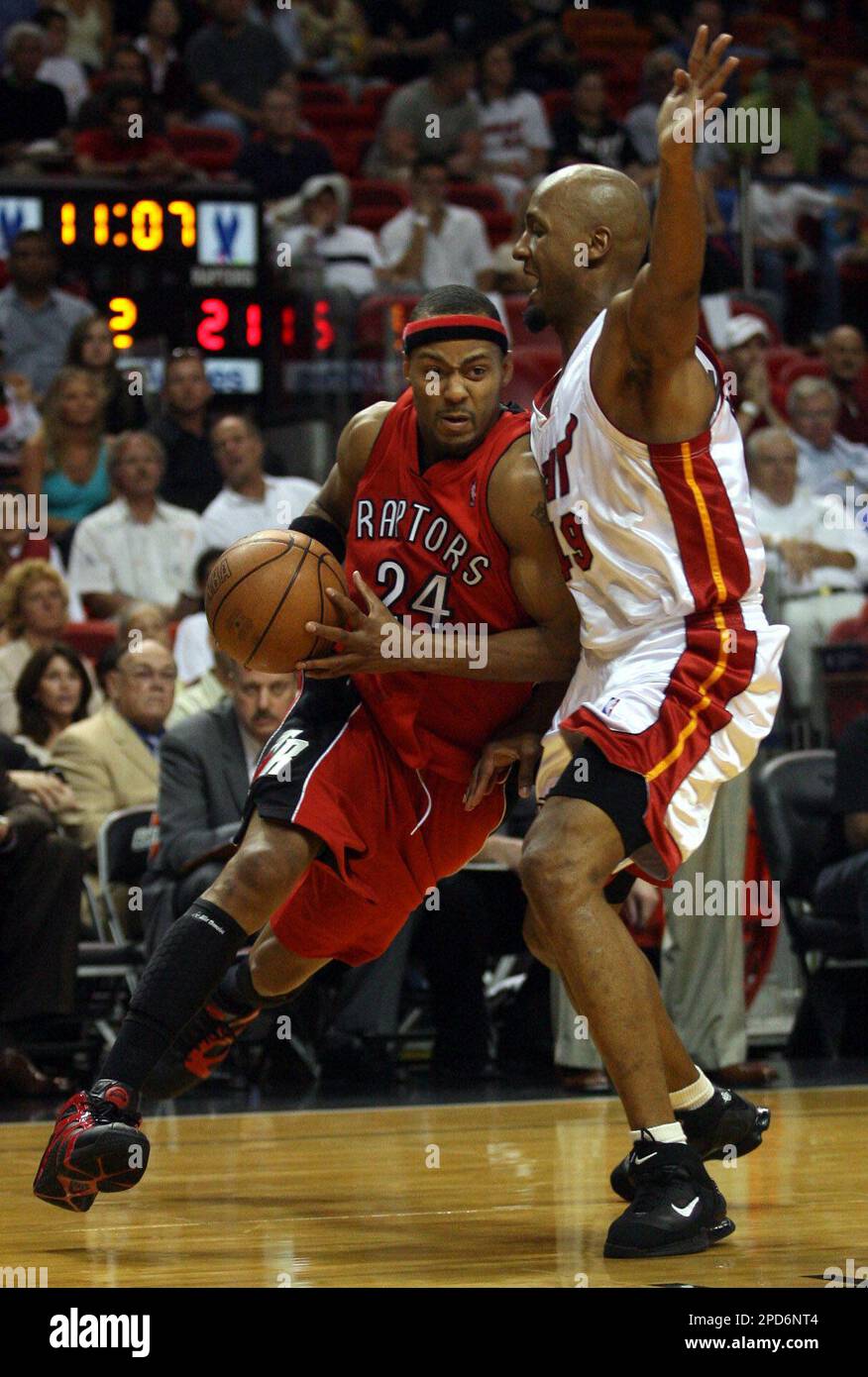Toronto Raptors forward Morris Peterson (24) moves the ball past Miami ...