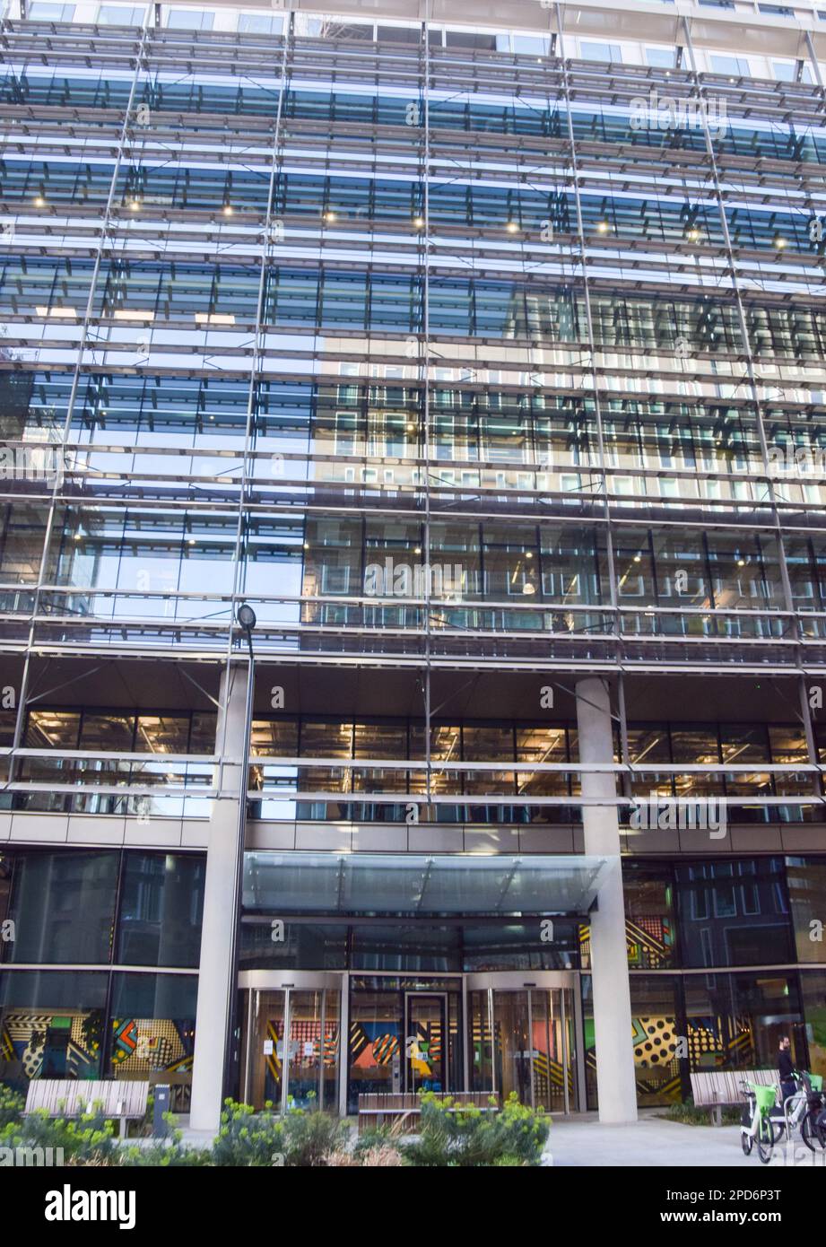 Meta london offices hi-res stock photography and images - Alamy