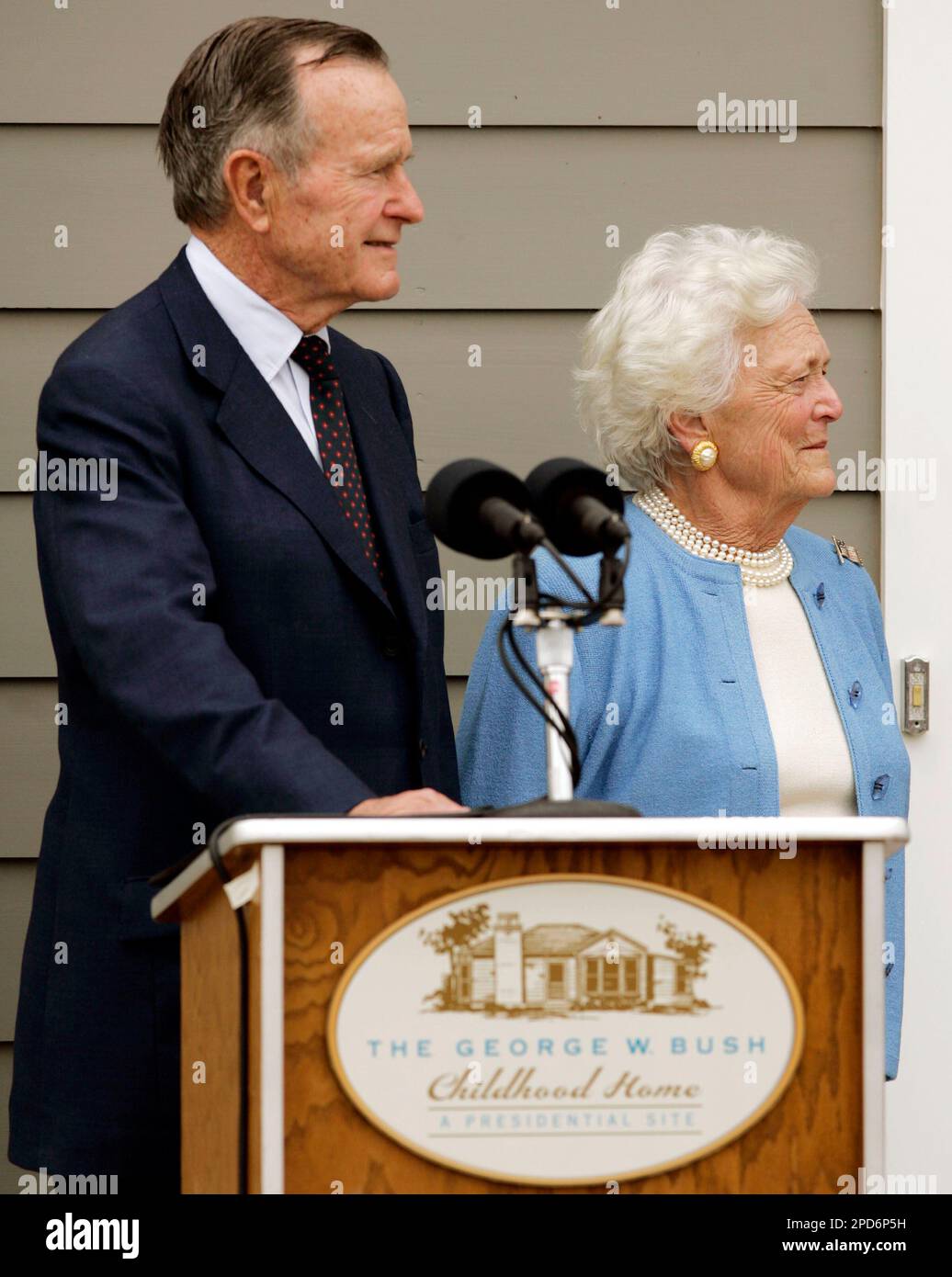 Former President George H.W. Bush, left, and former First lady Barbara ...