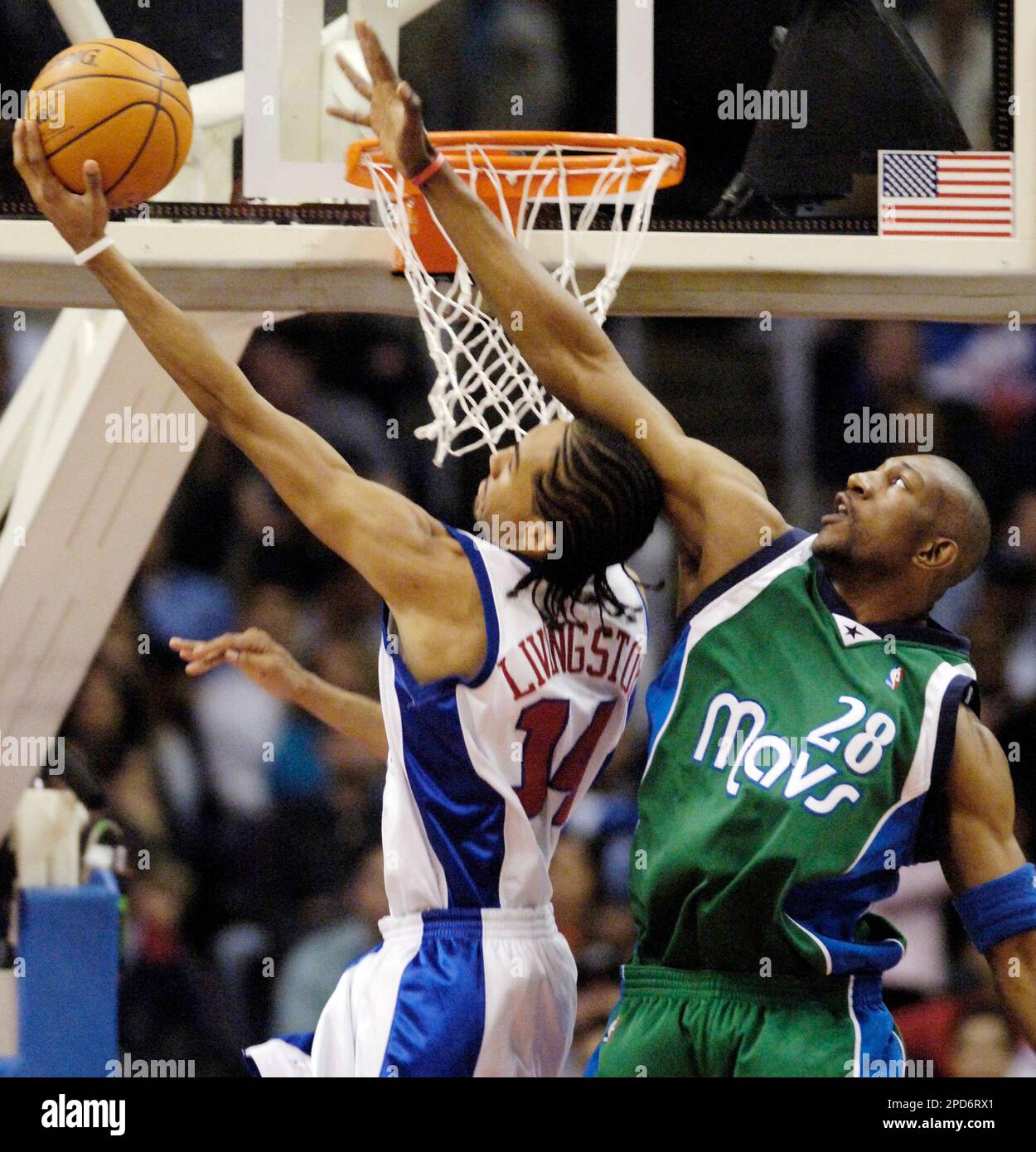 Los Angeles Clippers' Shaun Livingston, left, lays the ball up over the ...