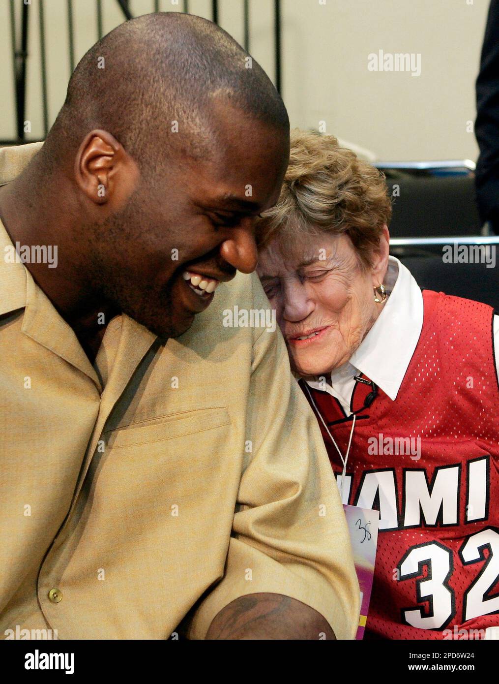 Annette Swann, right, leans on Miami Heat's Shaquille O'Neal, left ...