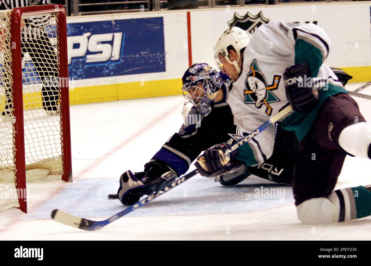 Anaheim Mighty Ducks' Joffrey Lupul, right, scores a goal past Los ...