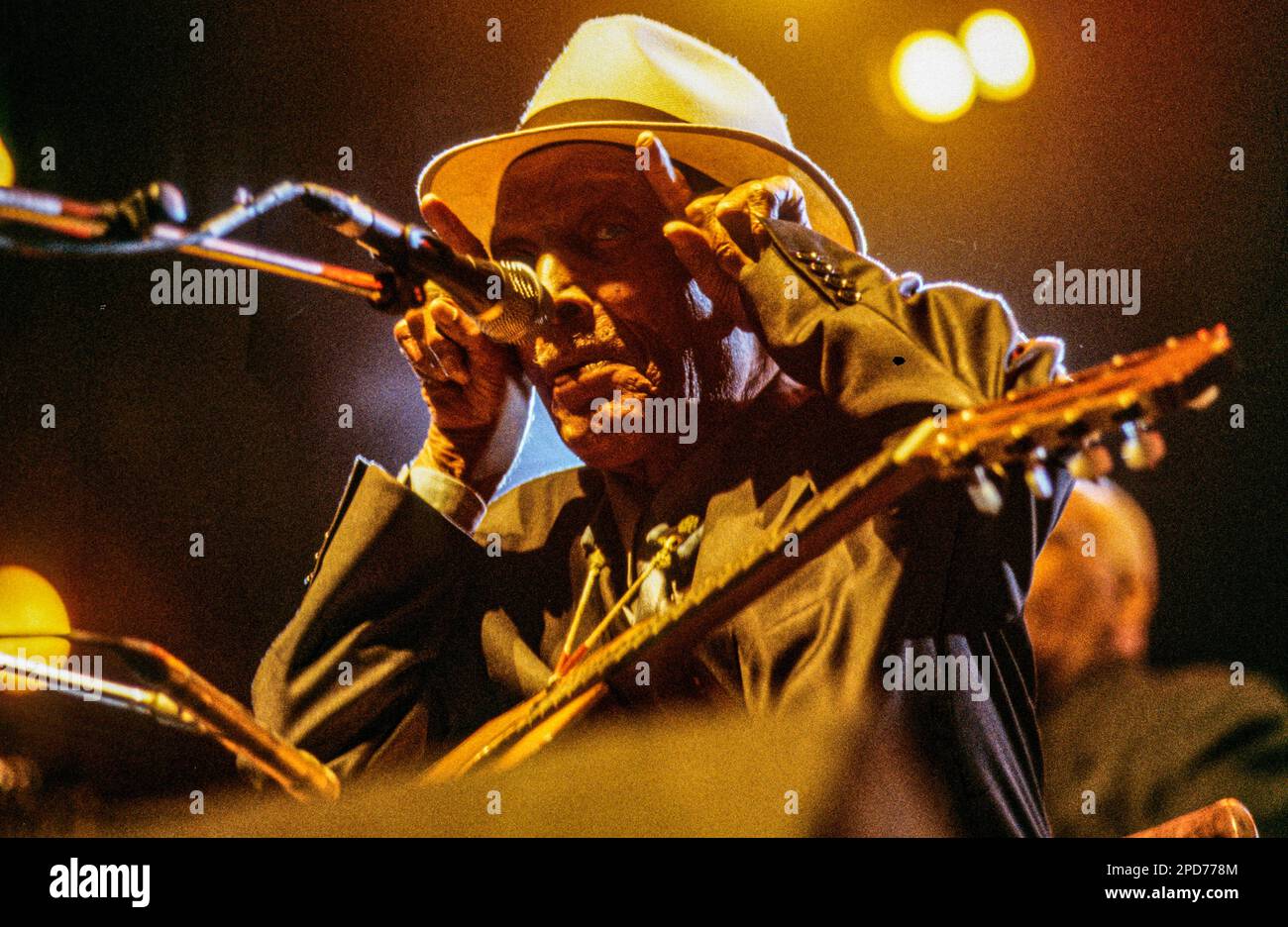 Chanteur cubain musica tropicale hi-res stock photography and images ...