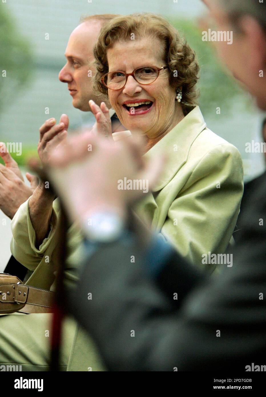 Maria Altmann, center, applauds and looks towards Hubertus Czernin ...