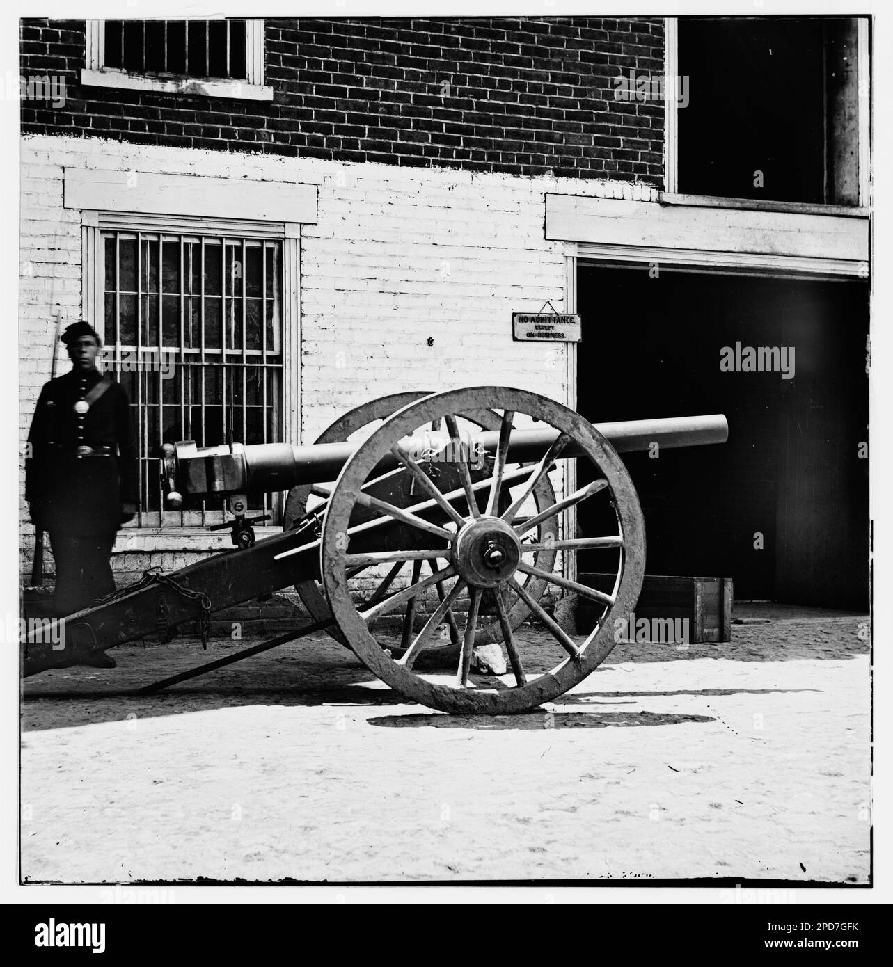 Richmond, Virginia. Federal soldier guarding cannon. (Modified 12-pdr ...