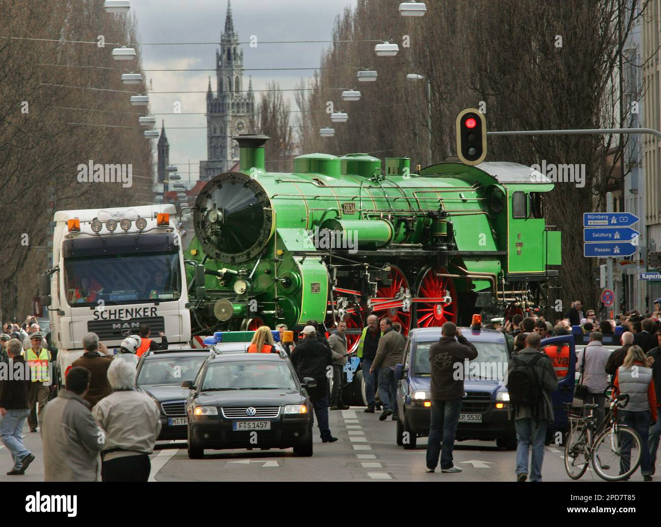 Auf einem Spezialtransporter rollt am Sonntag, 2.April 2006, die ...
