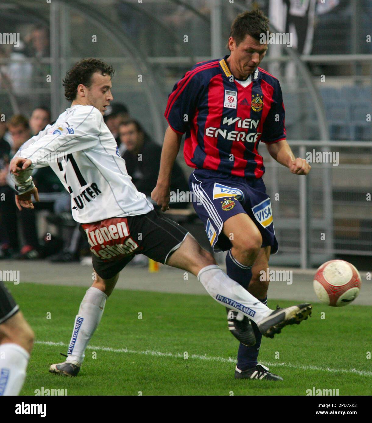 Sturms Klaus Salmutter und Veli Kavlak von Rapid, rechts, kaempfen am 1 ...