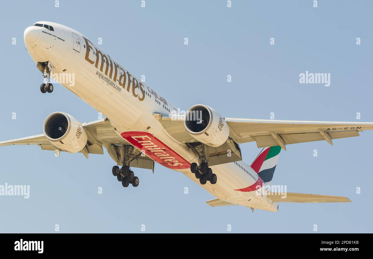 Emirates airplane taking off hi-res stock photography and images - Alamy