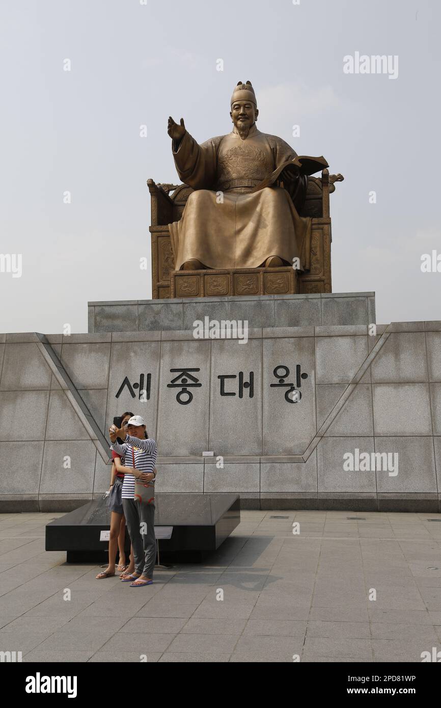 Statue of King Sejong (Gwanghwamun) in Seoul, South Korea Stock Photo - Alamy