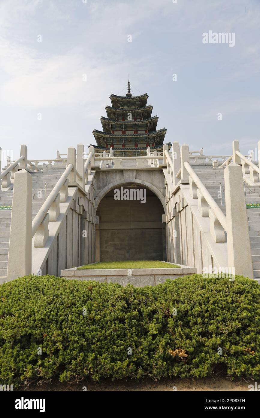Stairs and entrance to the National Folk Museum of Korea in Seoul ...