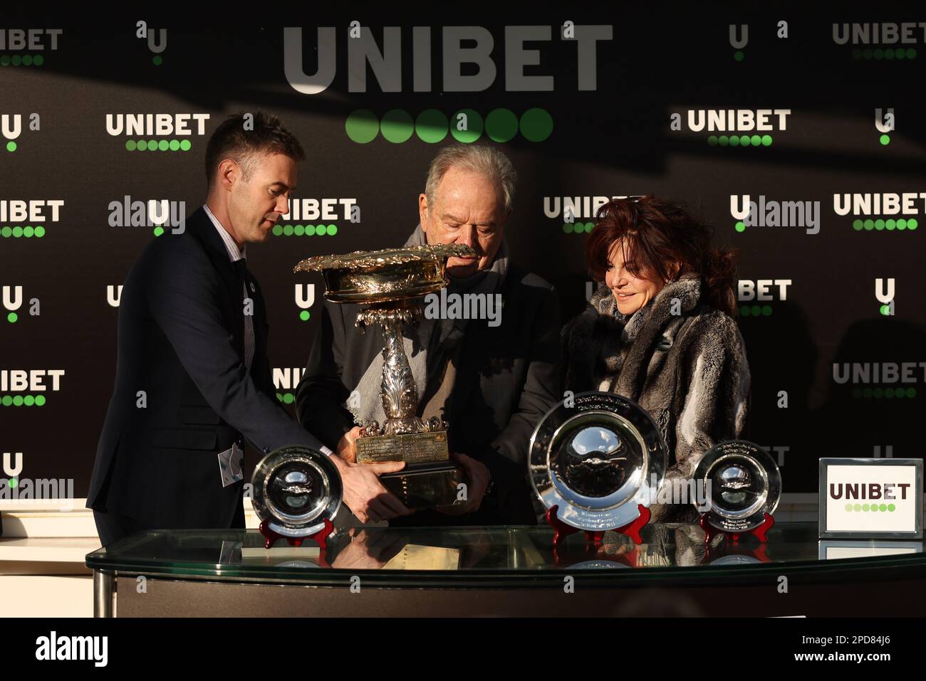 Henderson champion hurdle trophy hi-res stock photography and images ...
