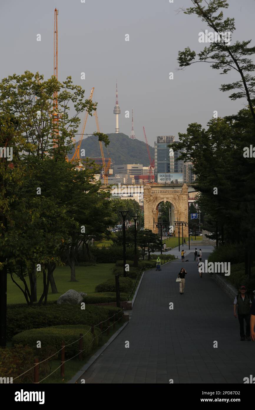 View on Independence gate (Dongnimmun) and Television tower in Seoul ...
