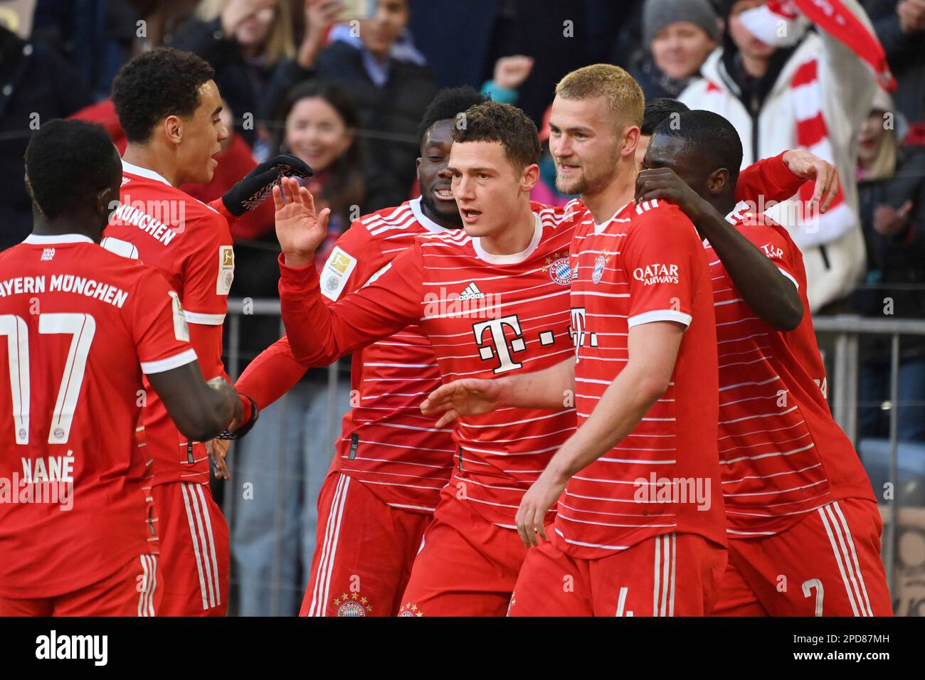 goaljubel around Benjamin PAVARD (withte,FC Bayern Munich), jubilation ...