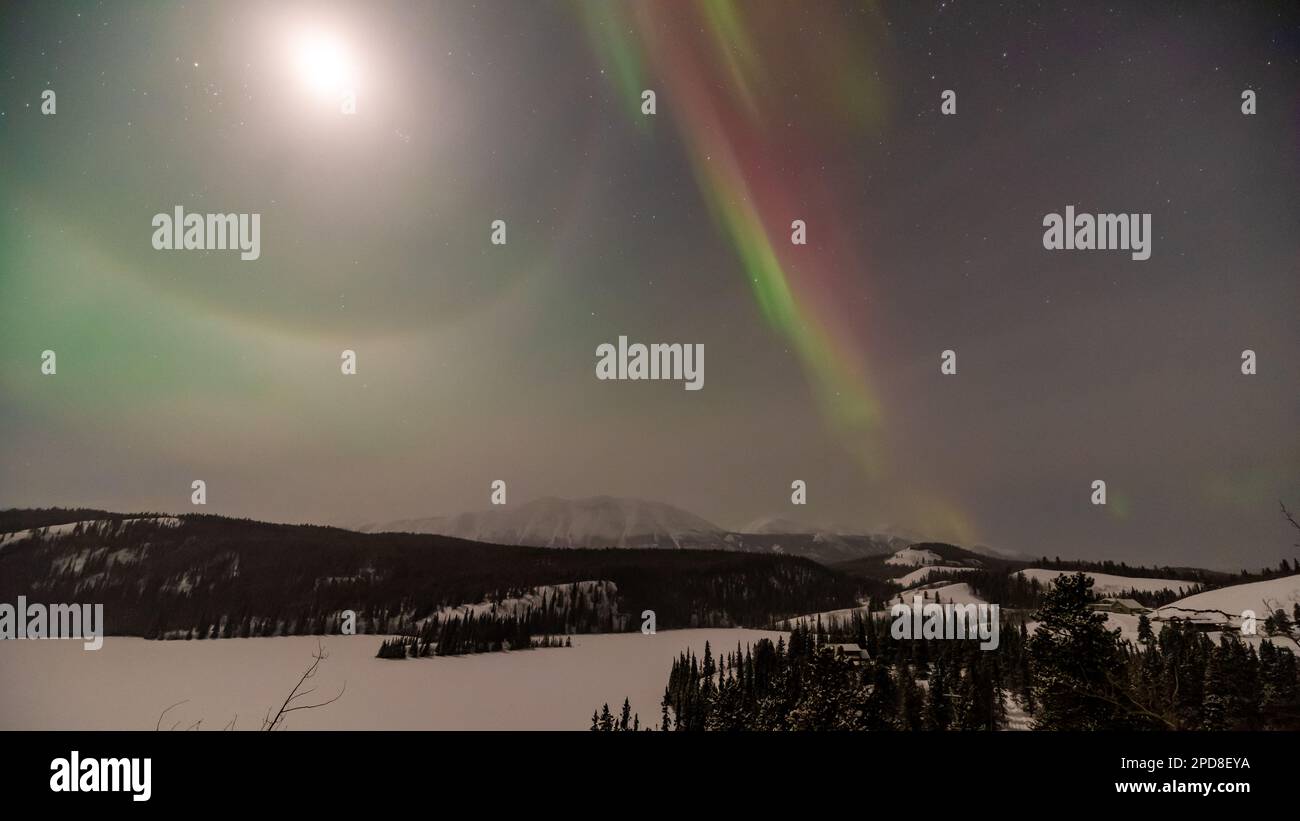Stunning landscape scenery of Northern Lights seen from northern Yukon ...