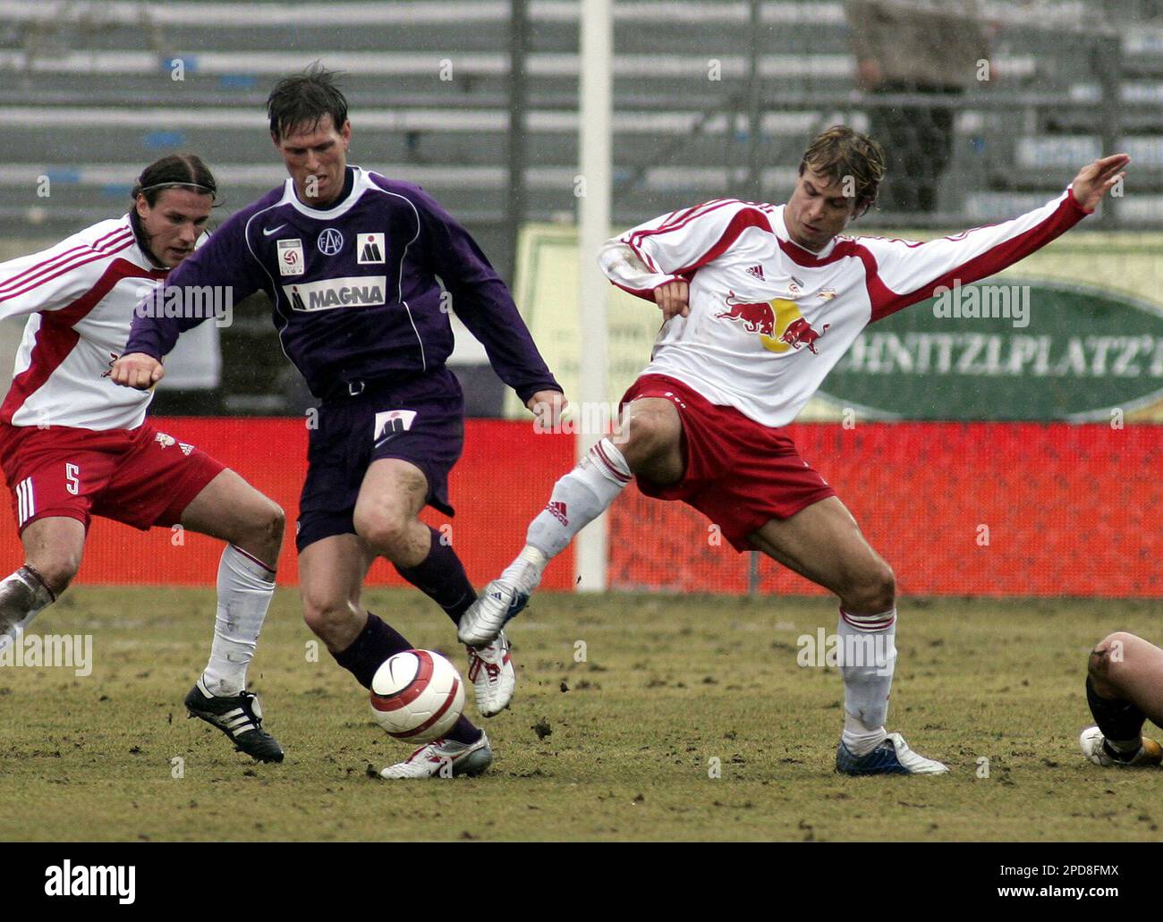 FK Austria Magna's Stepan Vachousek, links im Kampf um den Ball mit Red ...