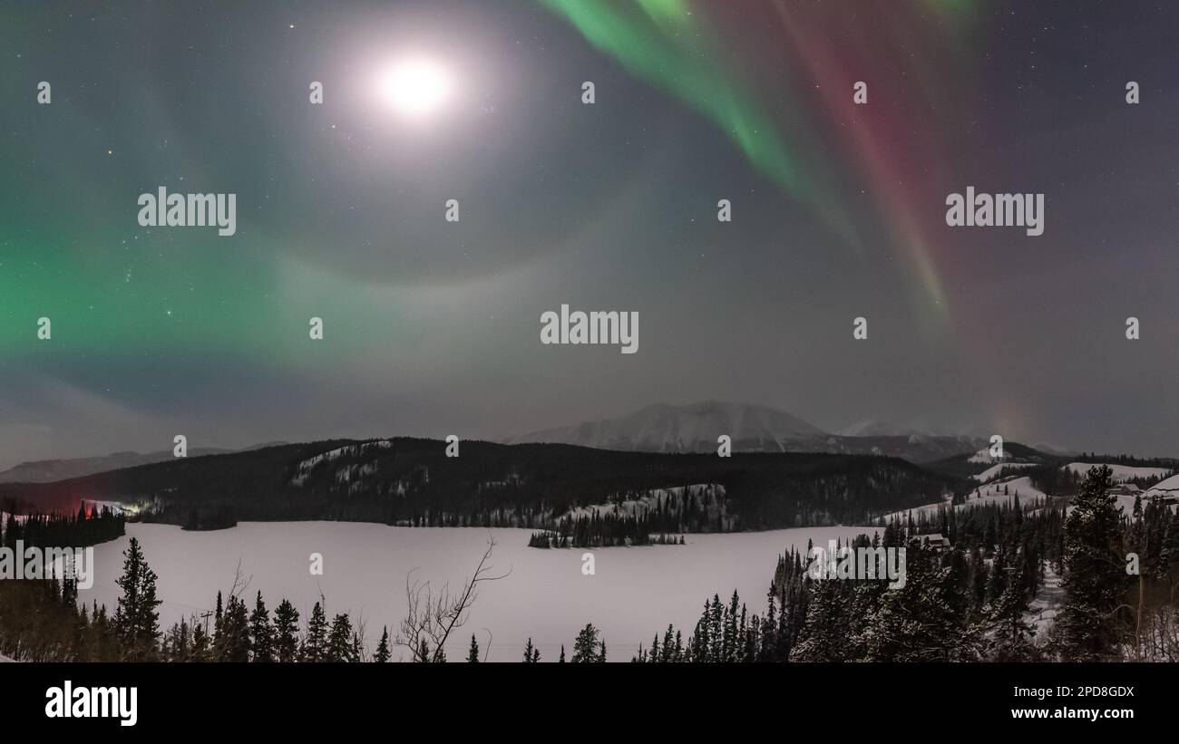 Stunning landscape scenery of Northern Lights seen from northern Yukon ...
