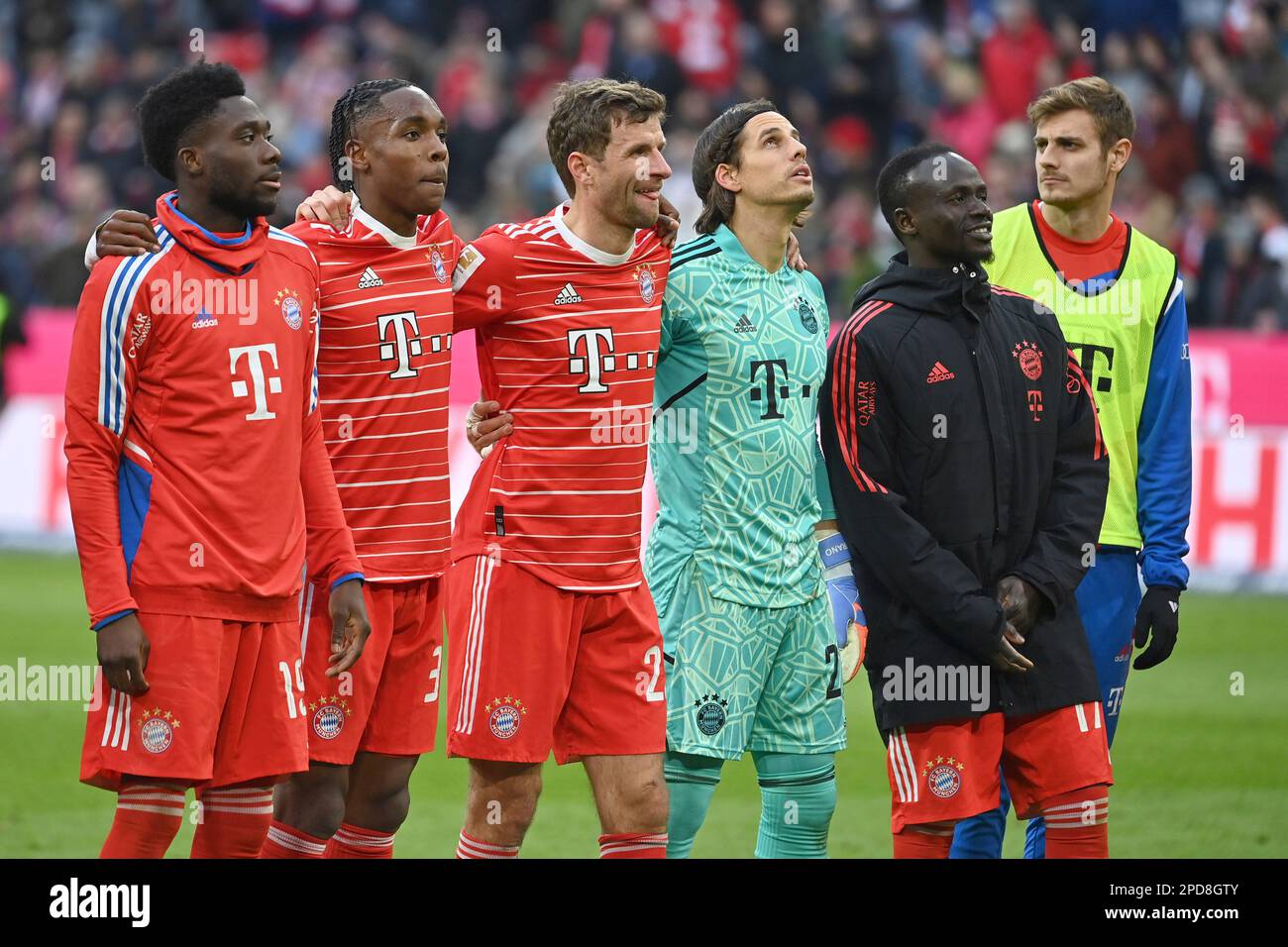 From right: Josip STANISIC (FC Bayern Munich), Sadio MANE (FC Bayern ...
