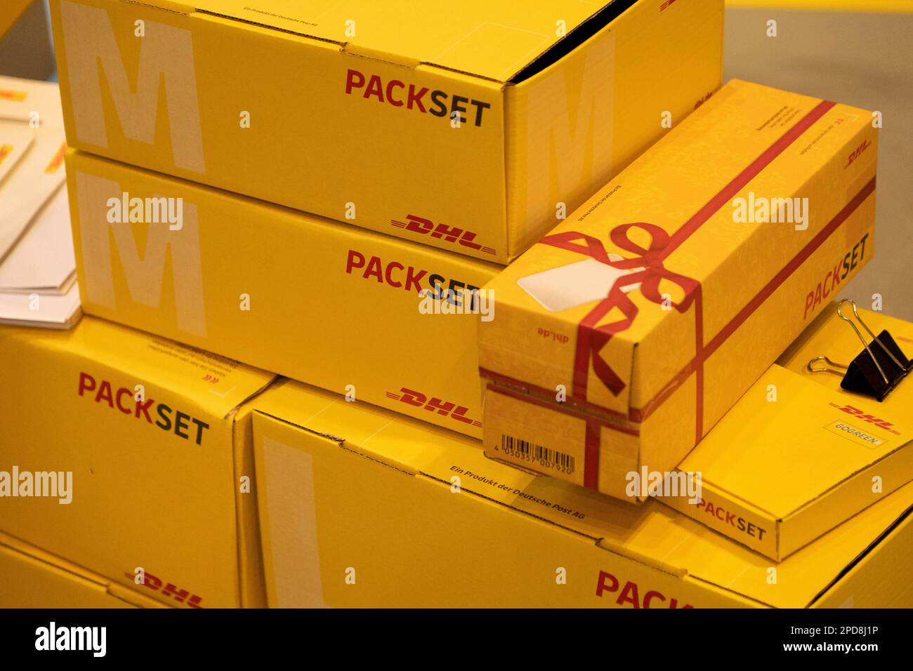 Packset, parcels, DHL, parcel post, feature, symbolic photo, marginal ...