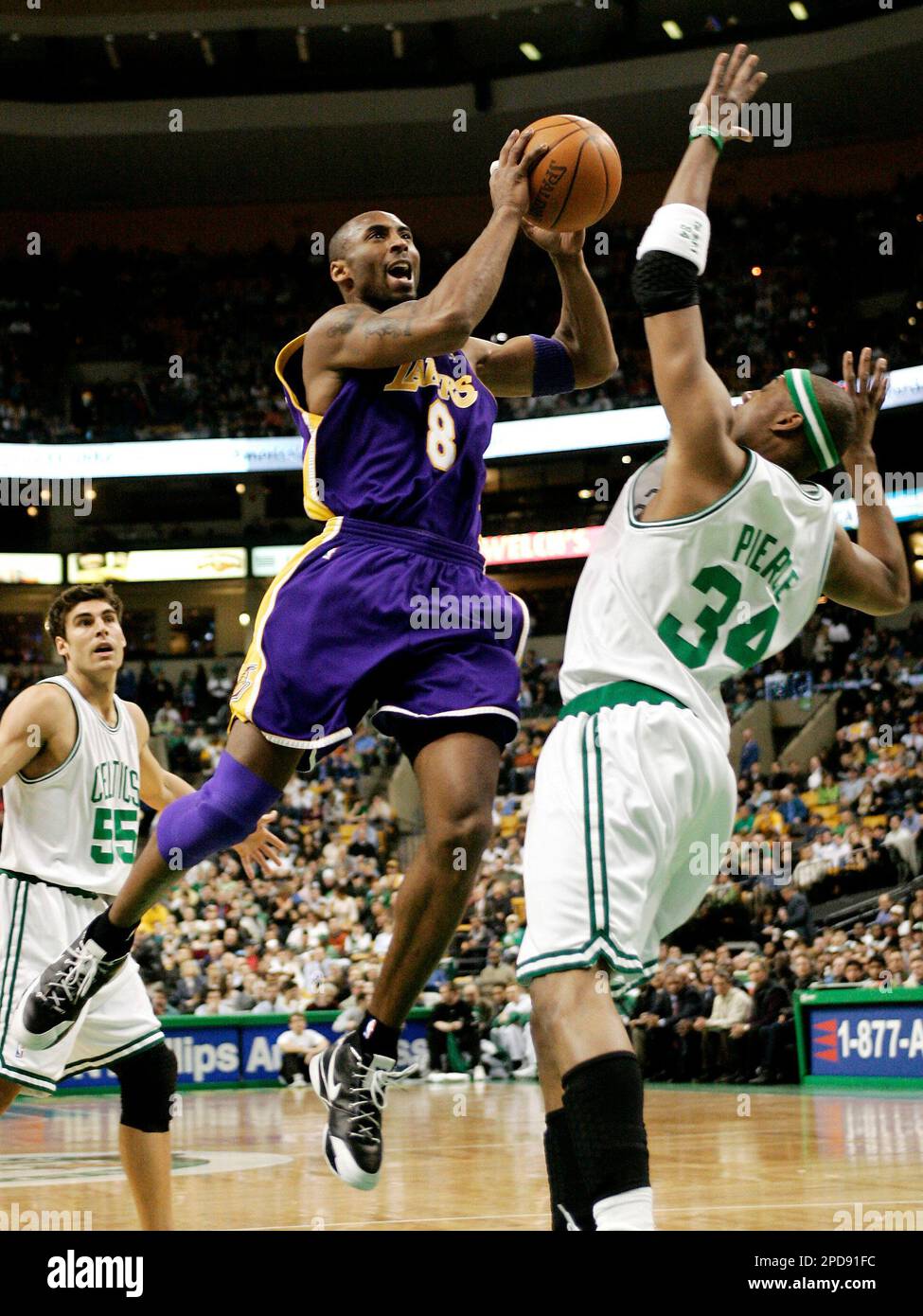 Los Angeles Lakers' Kobe Bryant drives to the basket on Boston Celtics ...