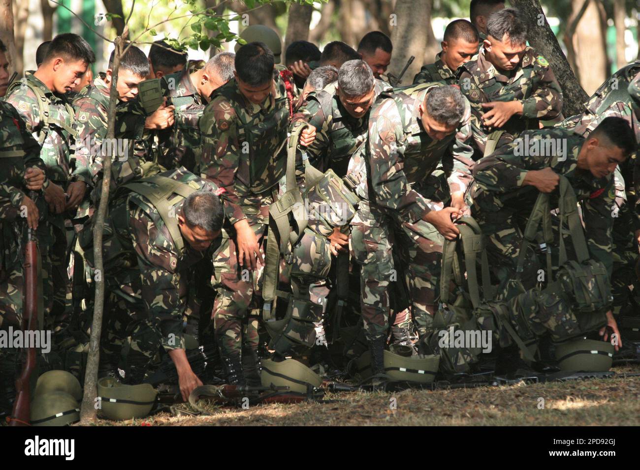 Soldiers of the Philippine Army prepare to don their newly-issued ...