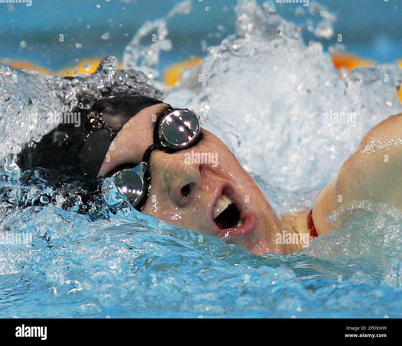 England's Rebecca Cooke swims to the gold medal in the Women's 800m ...