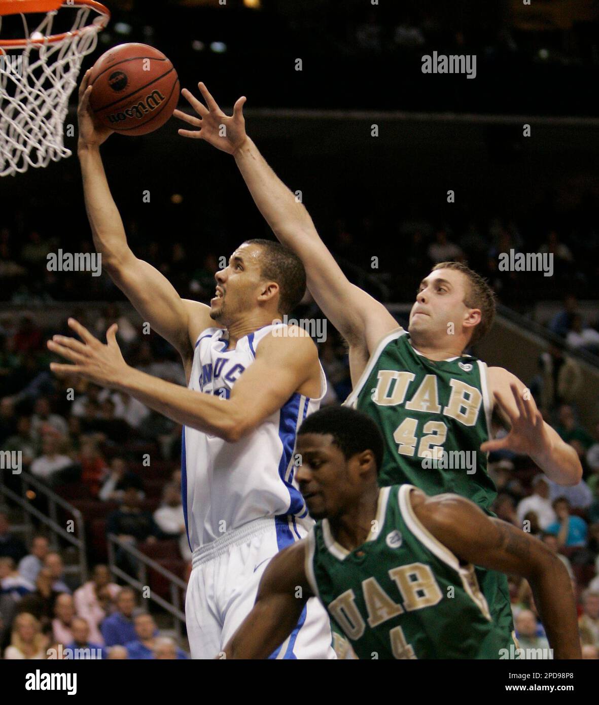Kentucky's Bobby Perry, left, goes up for two against the defense of ...
