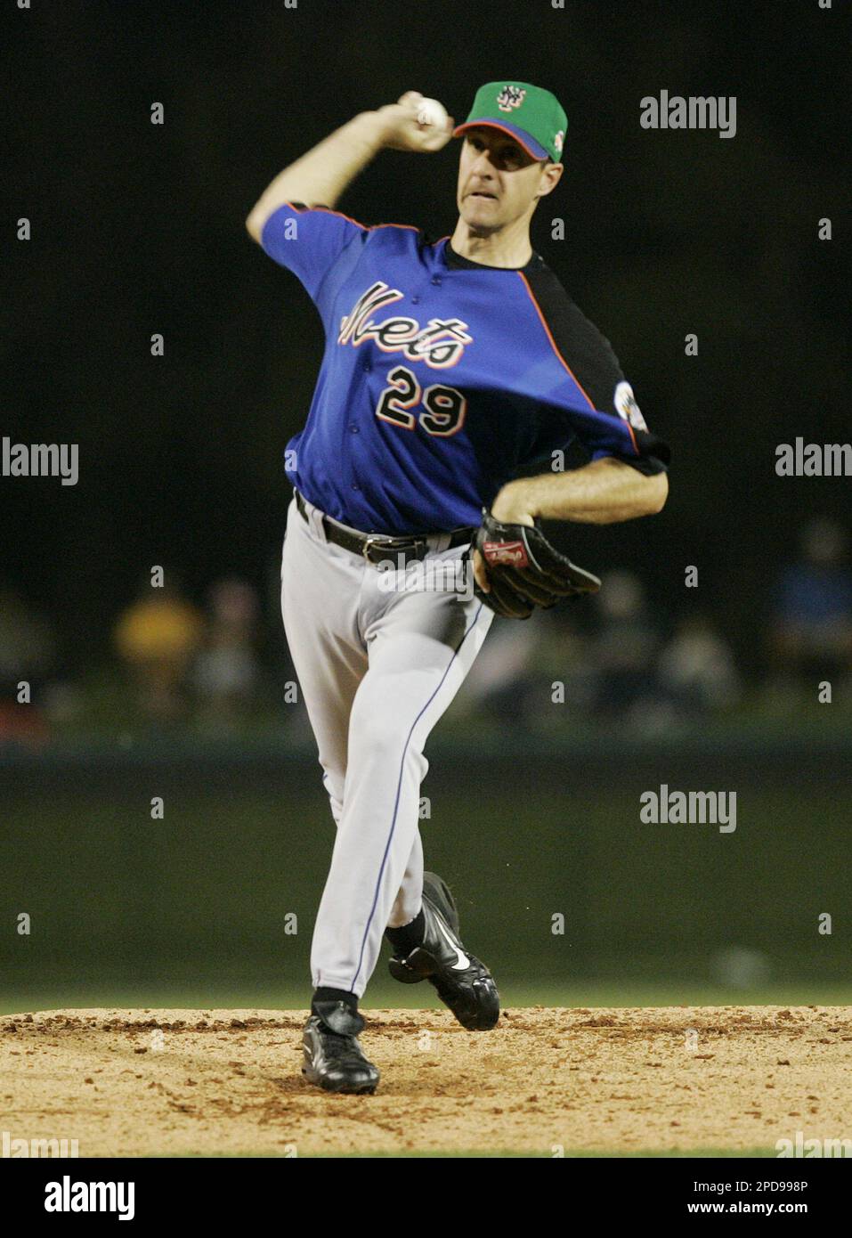 New York Mets' pitcher Steve Trachsel (29), delivers against the Los ...