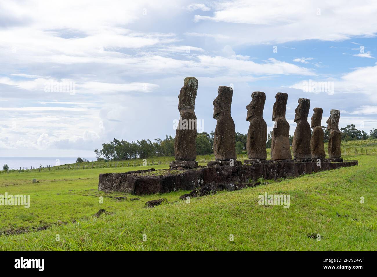 Back view moai statues hi-res stock photography and images - Alamy