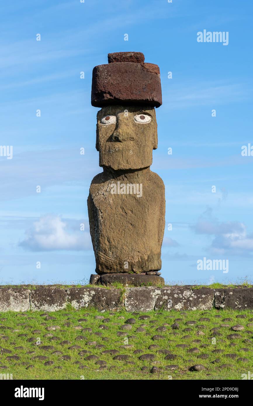 The moai of Ahu Ko Te Riku with headgear and eyes on Easter Island ...