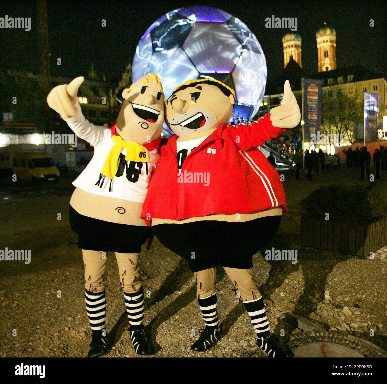 Vor dem FIFA WM Globus stehen am Dienstagabend, 14. Maerz 2006 in der ...