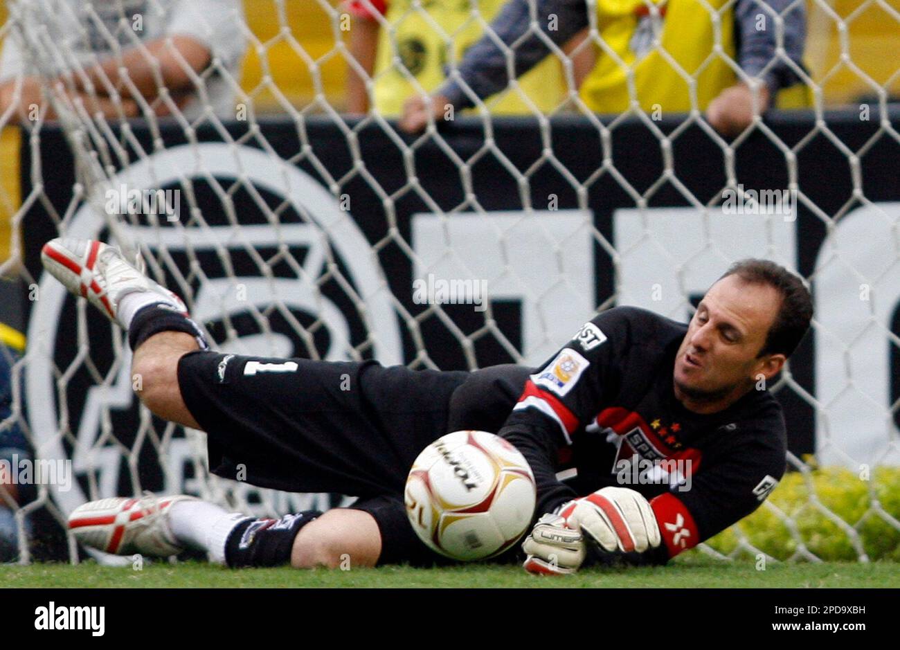 Sao Paulo's goalkeeper Rogerio Ceni defends a penalty kick against ...
