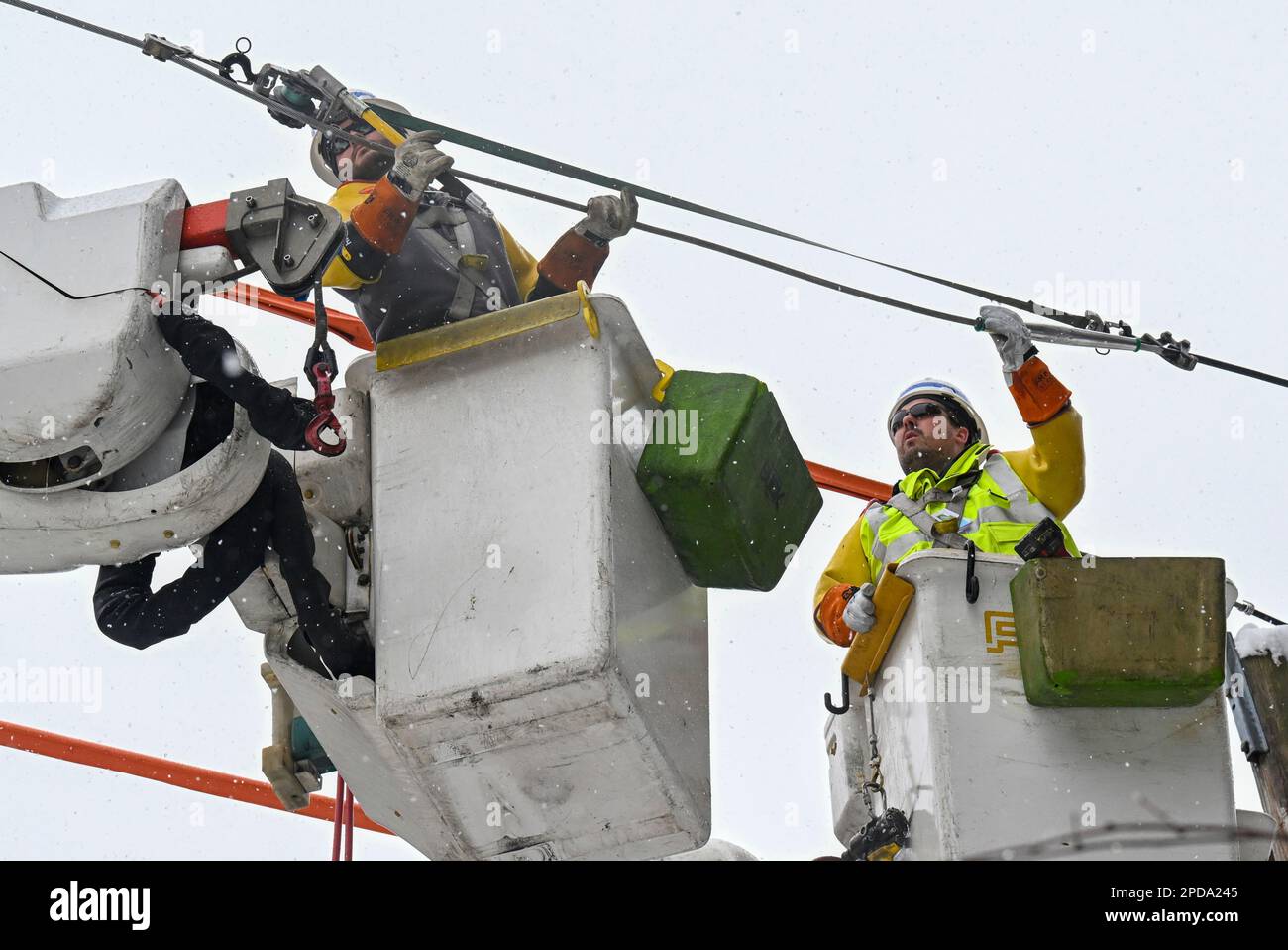 National Grid lineman, Matthew Jukes left, and Jim Sheeran fix a ...